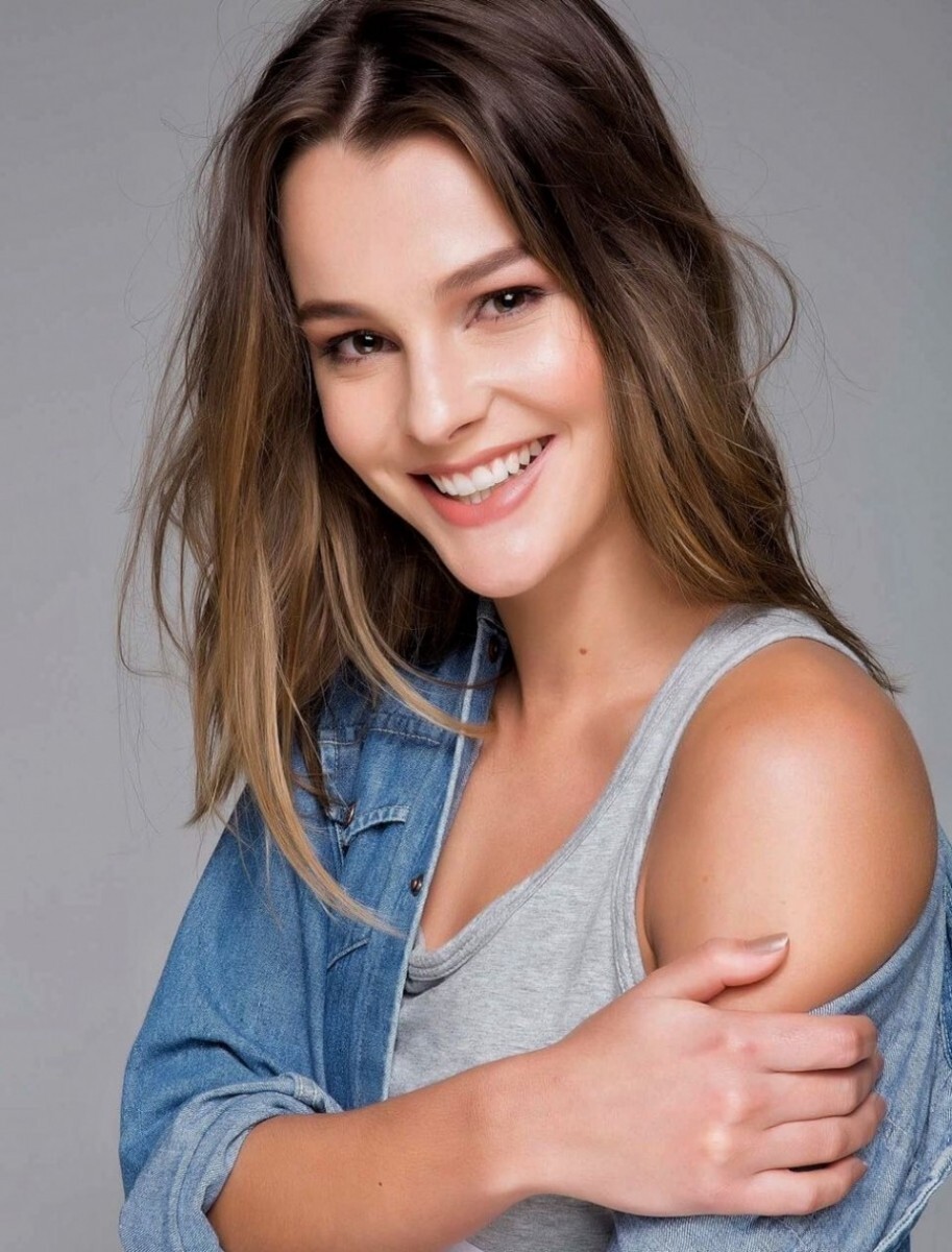 Karina Brunel - Vitrine Mega Model