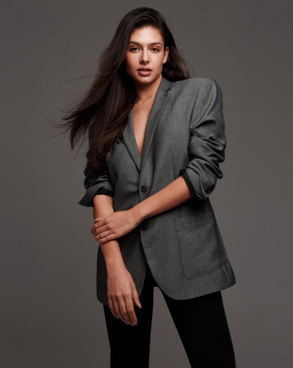 Victoria Komorowski - Vitrine Mega Model